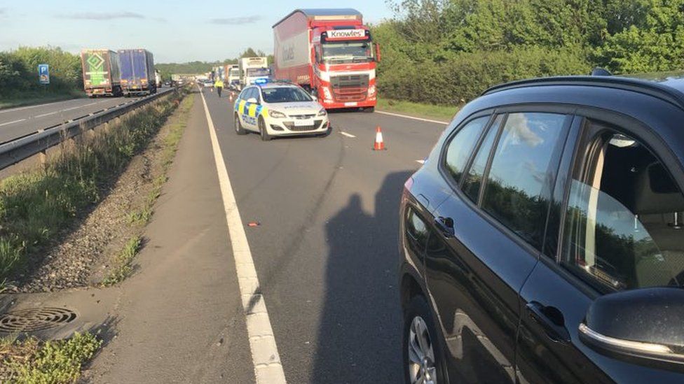 Northamptonshire A14 'sleeping' driver on dashcam - BBC News