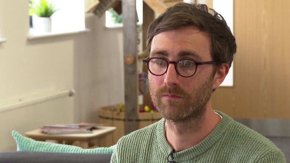 Cynnydd sylweddol mewn adolygiadau diogelu plant - BBC Cymru Fyw