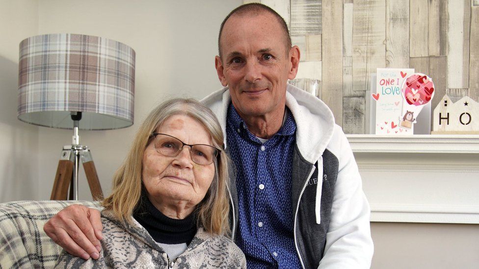 Cheshire man tells of 12-day drive to rescue Ukrainian gran - BBC News