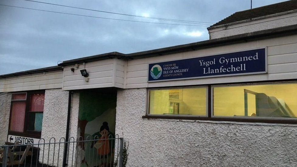 Cynghorwyr yn trafod cau ysgol leiaf Ynys Môn - BBC Cymru Fyw