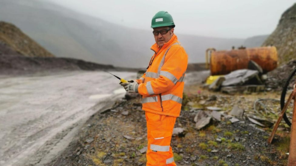 Gweithio'n chwaral a llechan yn y gwaed - BBC Cymru Fyw