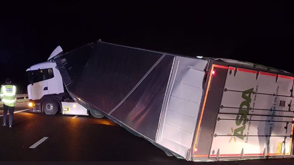 Overturned lorry blocks M1 in South Yorkshire - BBC News
