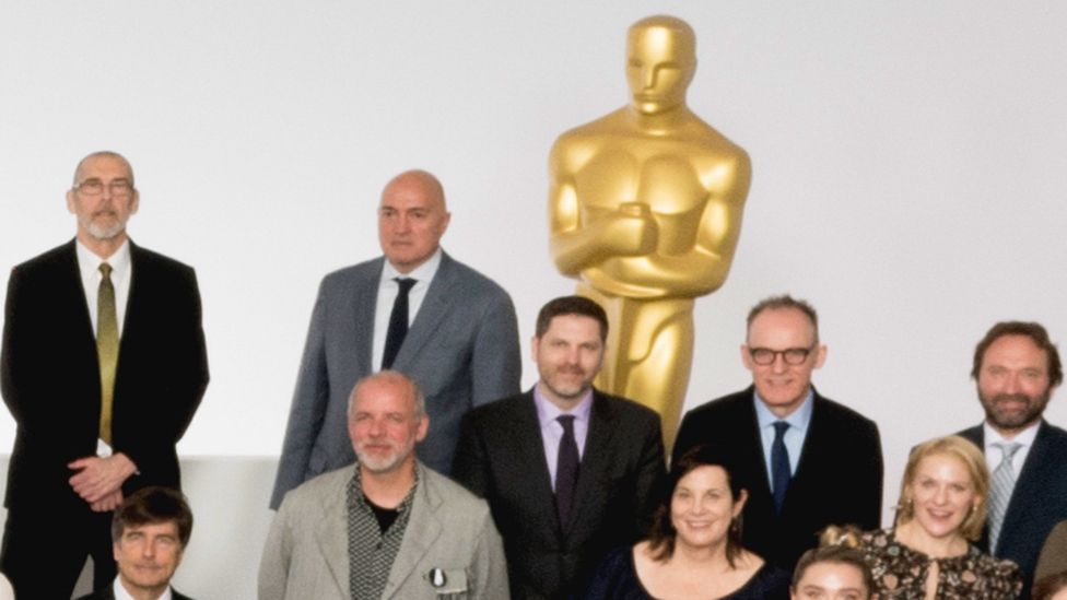 Oscars 2020: Ten things we spotted in the class photo - BBC News