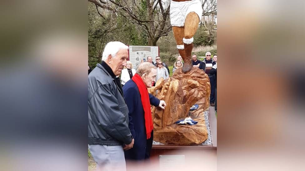 Statue of Llanelli rugby legend Phil Bennett unveiled - BBC News