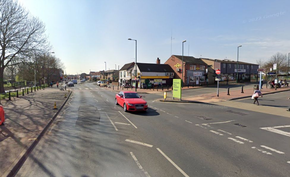Bulwell: Appeal after armed raiders target pawnshop - BBC News