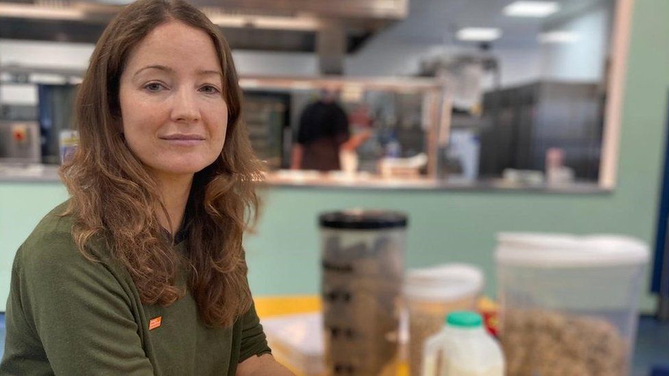 Cost-of-living crisis feeds Leicester breakfast club demand - BBC News