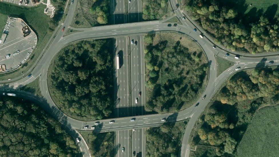 M1 closure: Police probe link to earlier bridge crash - BBC News