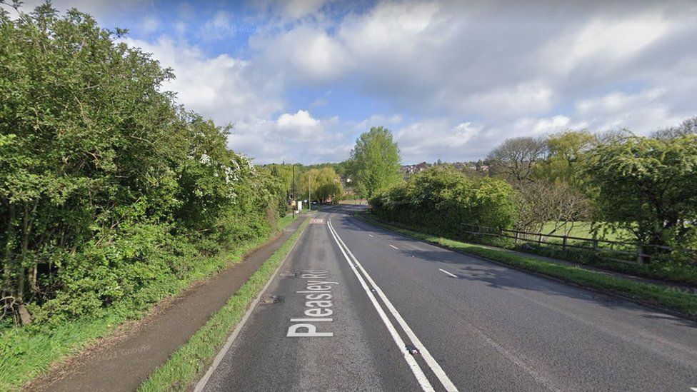 Rotherham: Cyclist dies after Pleasley Road crash - BBC News