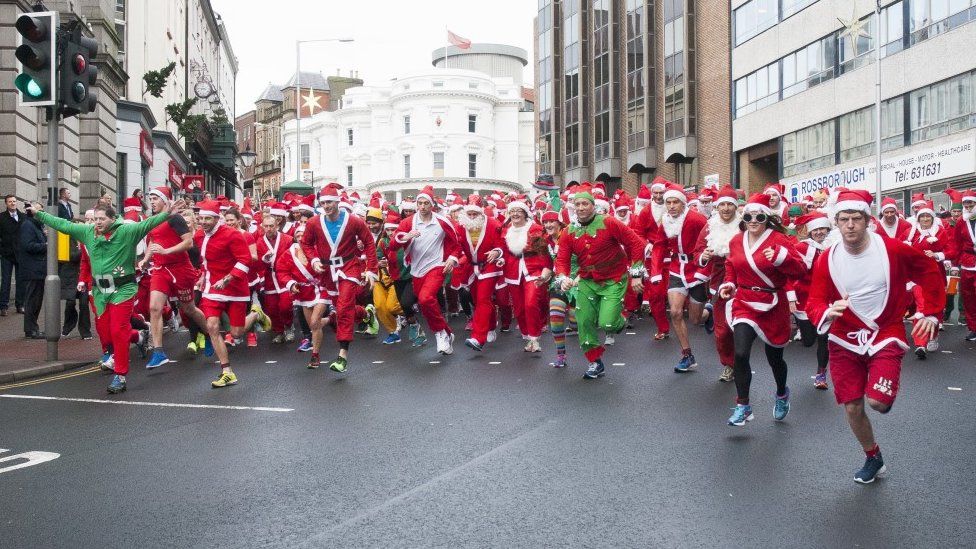 Santa Dash sees 189 Father Christmases run in Douglas - BBC News
