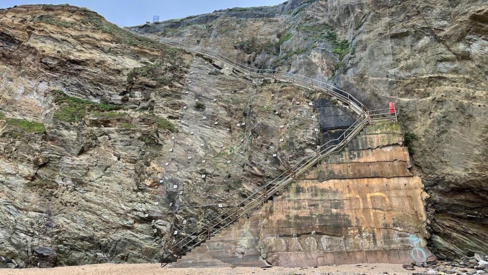Whipsiderry beach near Newquay to have gate after cliff falls - BBC News