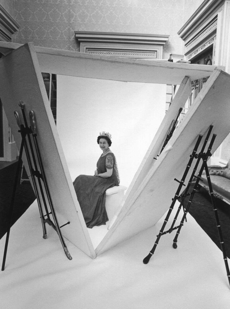 Lord Snowdon dies aged 86 - BBC News