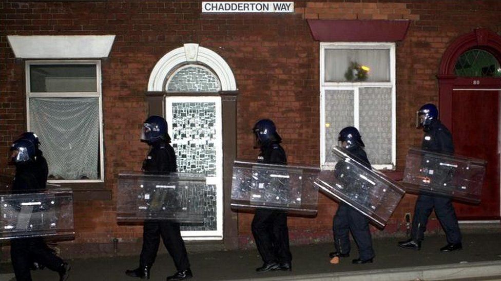 Oldham riots: 'Long way to go' in healing racial tensions - BBC News