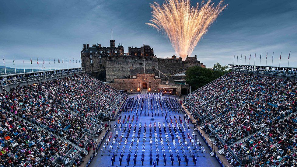 French band Musique de l'Artillerie for Edinburgh Tattoo - BBC News