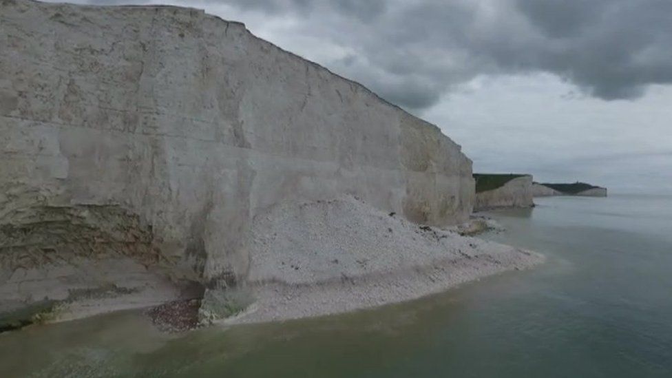 Walkers warned as chalk cliffs collapse in Sussex - BBC News