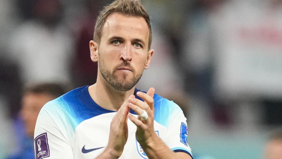 Harry Kane pledges to visit King's Lynn namesake school - BBC News