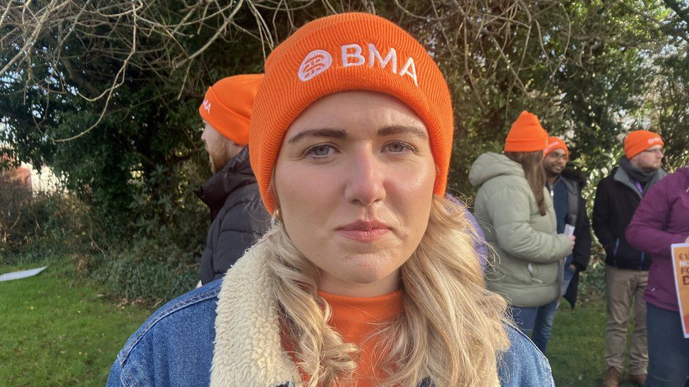 Junior doctors in Northern Ireland strike over pay - BBC News