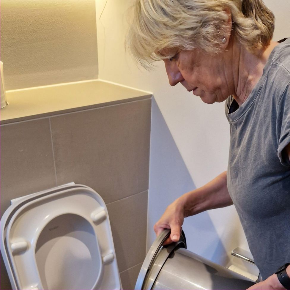 Water shortages continue in areas of Kent and Sussex - BBC News