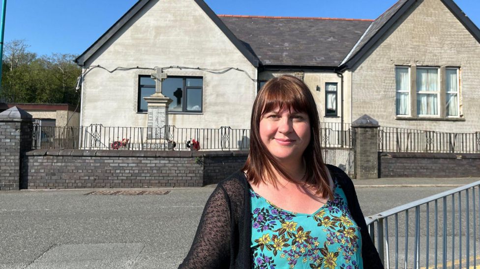 Deiniolen: 'Cymaint i'w gynnig ond 'dan ni angen cartref' - BBC Cymru Fyw