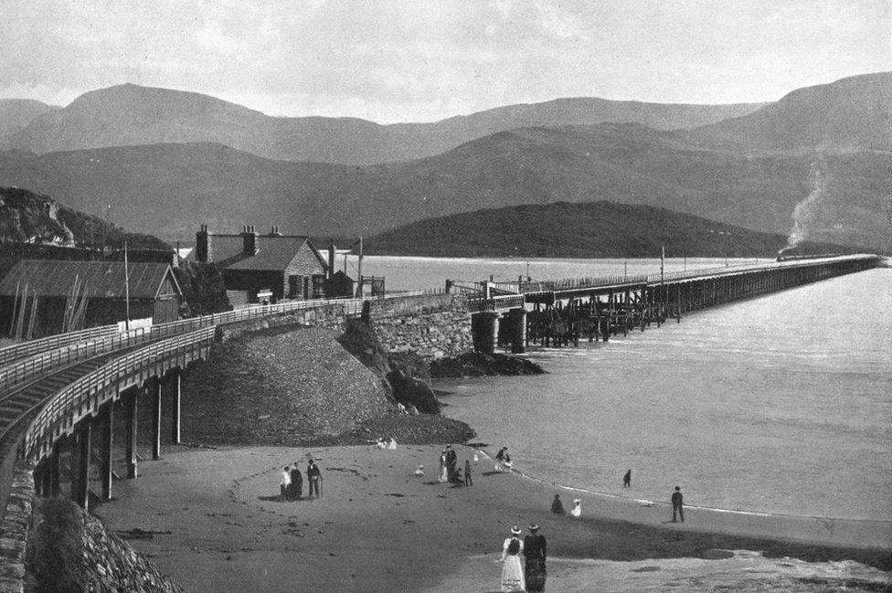 Lluniau: Gwaith adnewyddu Pont Y Bermo - BBC Cymru Fyw