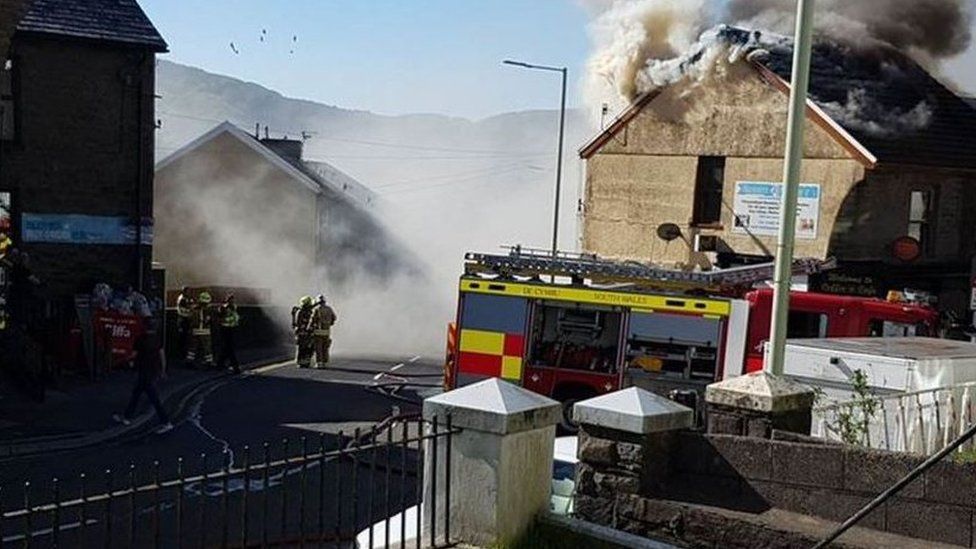 Smoke billows over Tonypandy homes after flat fire - BBC News