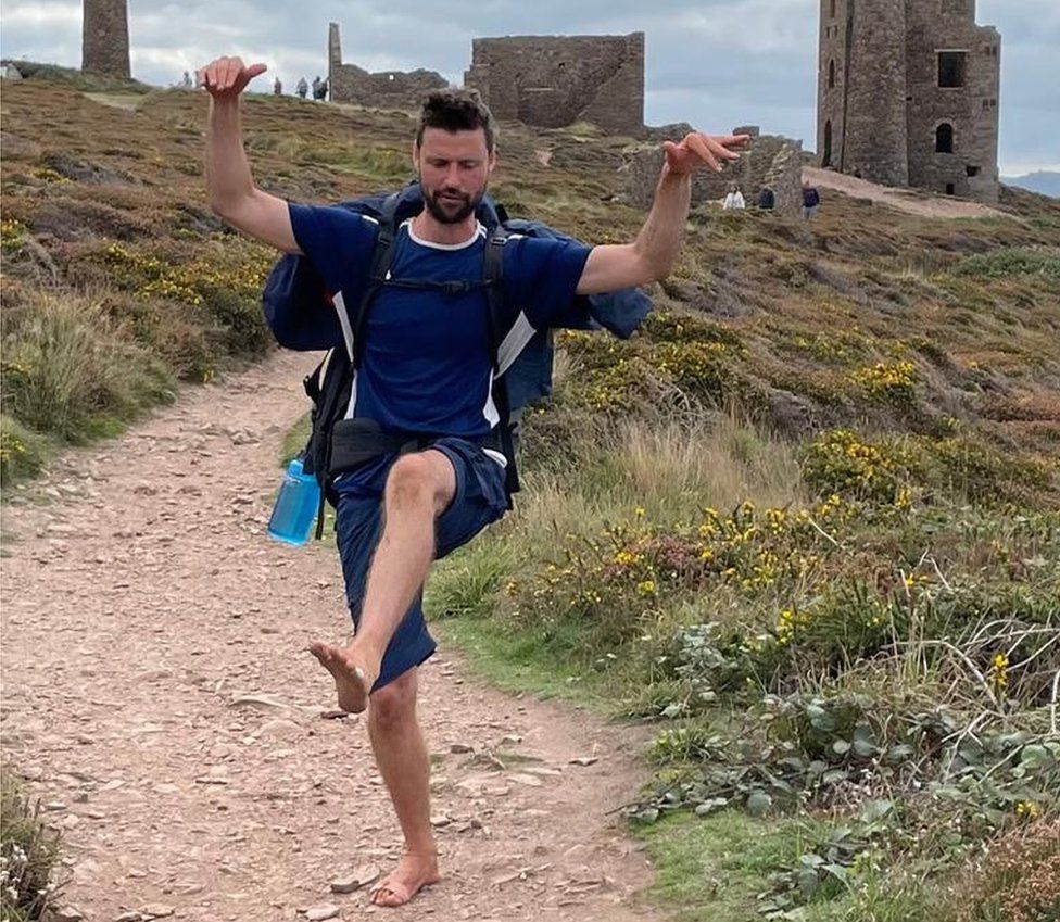 Barefoot man walks 330 miles on South West Coast Path - BBC News
