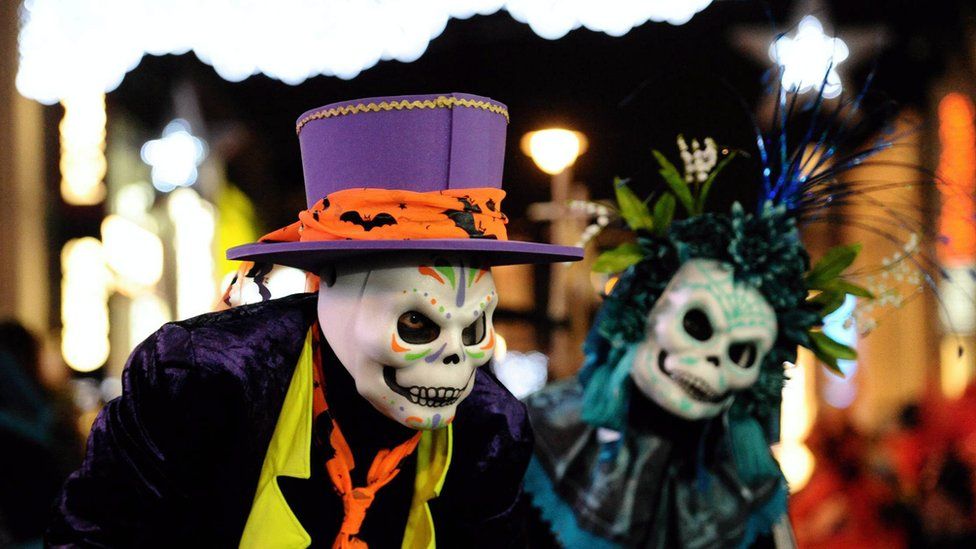 Newcastle winter carnival parade 'attracts 40,000 visitors' - BBC News