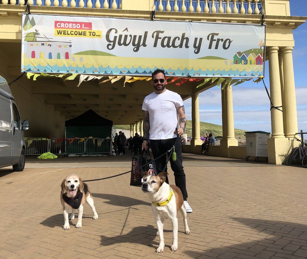 Selebs a'u cŵn: Dewch i gwrdd â'u ffrindiau ffyddlon - BBC Cymru Fyw