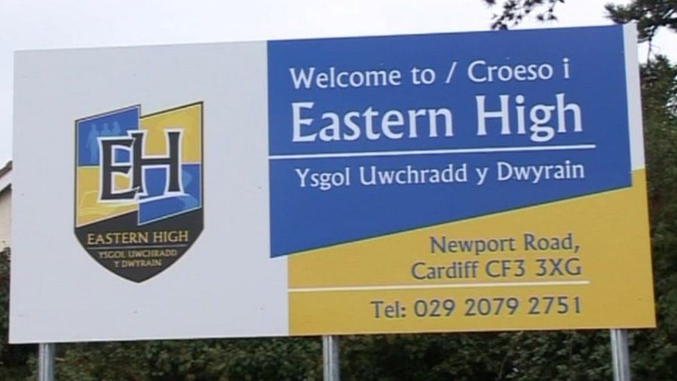 Covid: Supply teacher shortage could force schools to close - BBC News