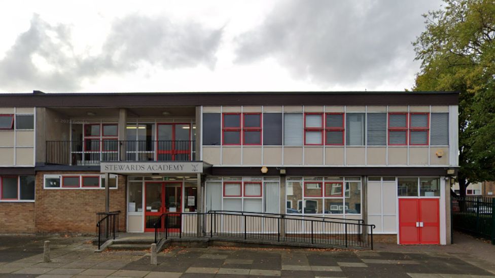 Essex teacher banned for inappropriate relationship with pupil - BBC News