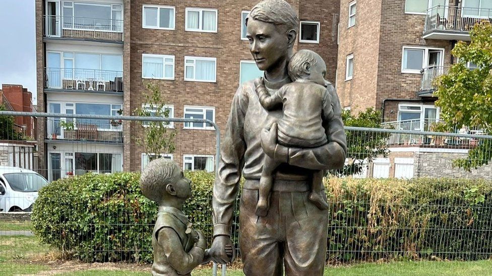 Trevor Chadwick: Statue of 'Purbeck Schindler' put up in Swanage - BBC News