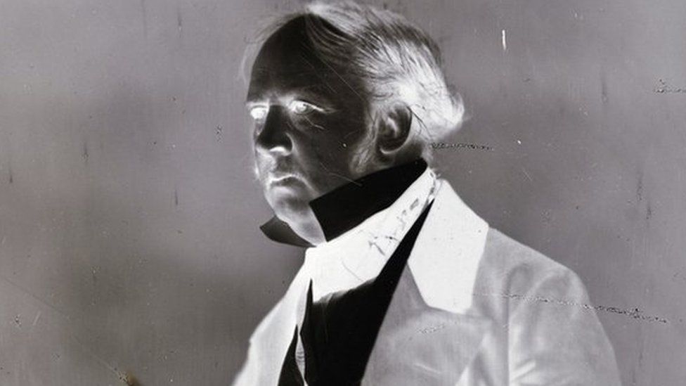 Henry Fox Talbot: Exhibition pays homage to photography pioneer - BBC News
