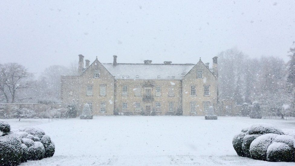 Britain is braced for a cold snap overnight amid snow and sleet - BBC News
