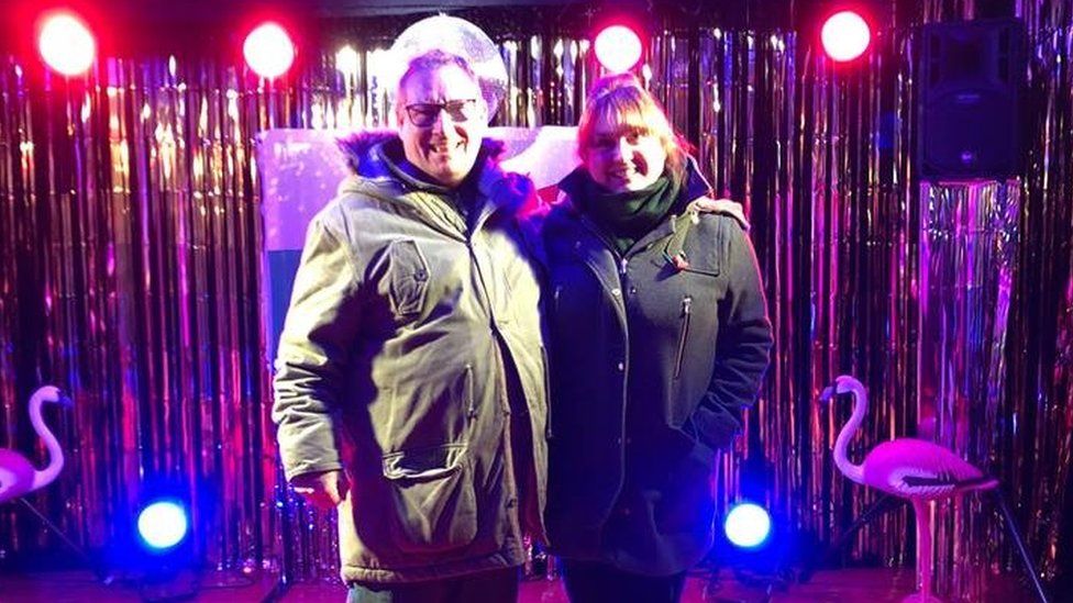 Julian Lewis Jones: 'Angen buddsoddi yn nhalent Cymru' - BBC Cymru Fyw