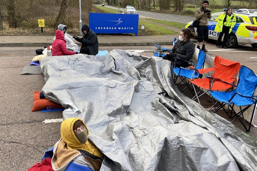 Lockheed Martin site in Ampthill is blocked by protesters - BBC News