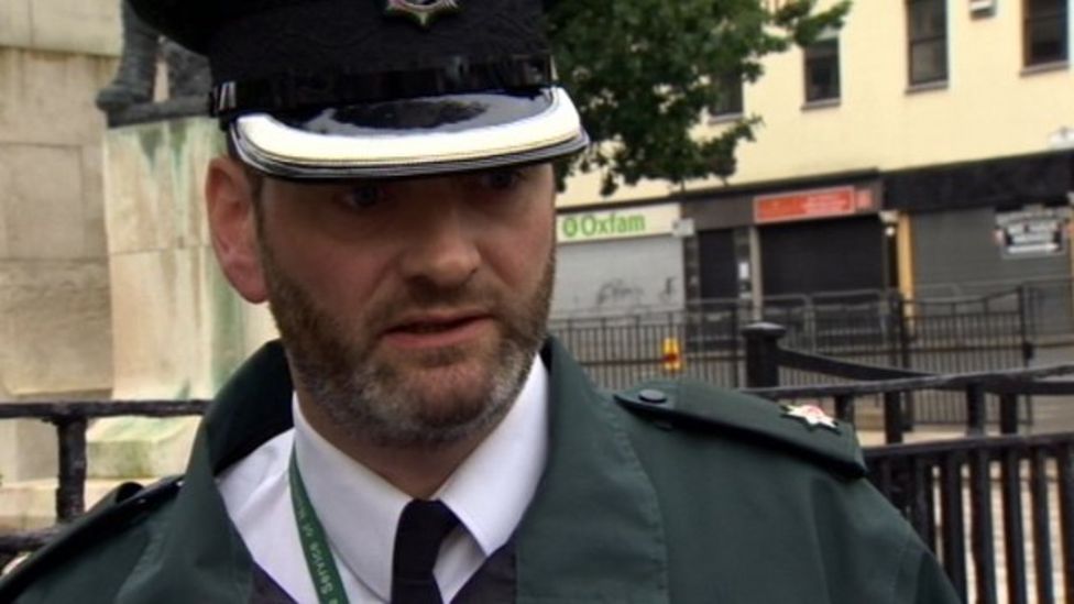 Apprentice Boys of Derry: Thousands gather for annual parade - BBC News