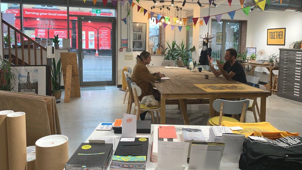 Large-scale letterpress printer gives voice to Bradford - BBC News