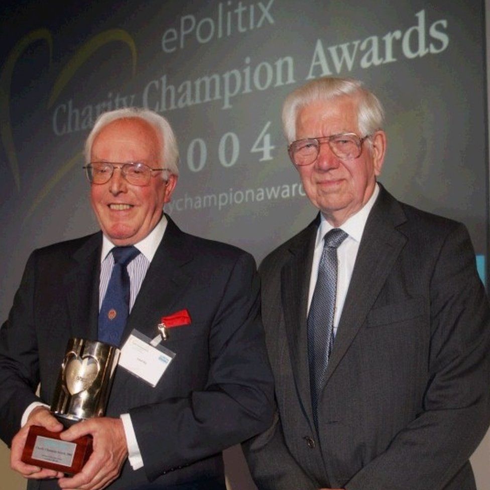 Obituary: Brian Rix - BBC News