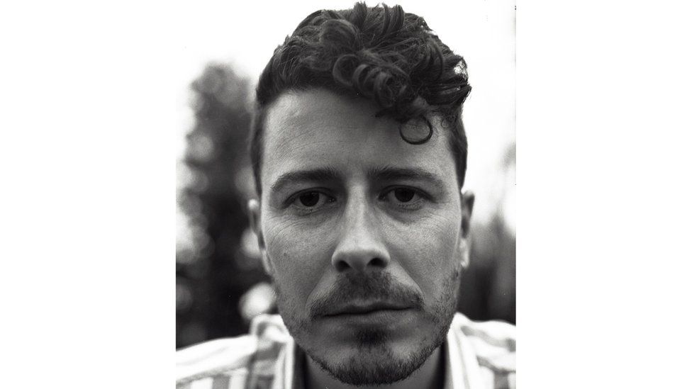 Rhys Grail: Pry ar wal sin gerddoriaeth Cymru - BBC Cymru Fyw