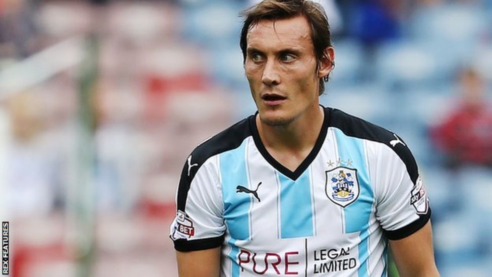 Dean Whitehead: Huddersfield Town midfielder opts to stay after ...
