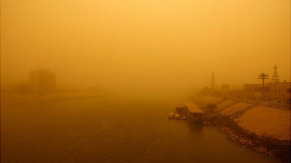 Sandstorm: Iraq hit by another cloud of red dust - BBC Newsround