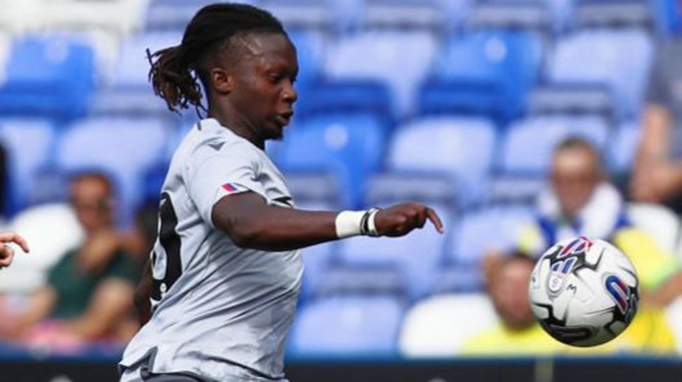 Tivonge Rushesha signs new Reading FC contract - BBC Sport