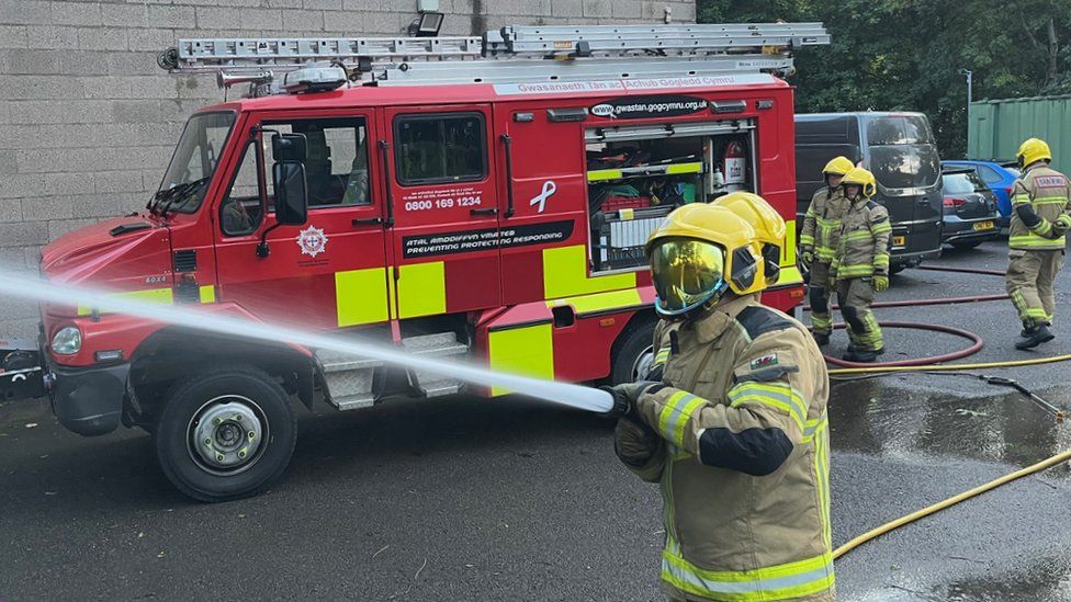 Cynlluniau ad-drefnu diffoddwyr tân yn 'beryglus' - BBC Cymru Fyw