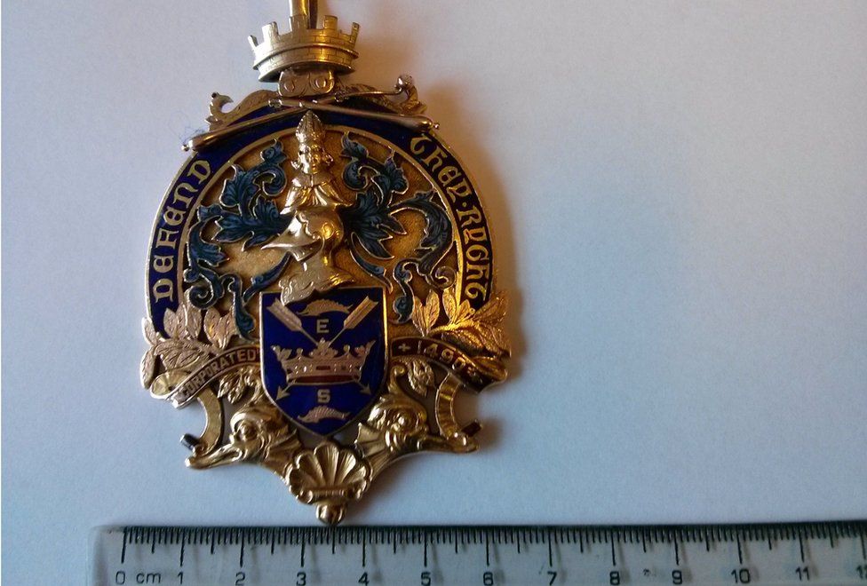 Mayor of Southwold's chains stolen in break-in - BBC News