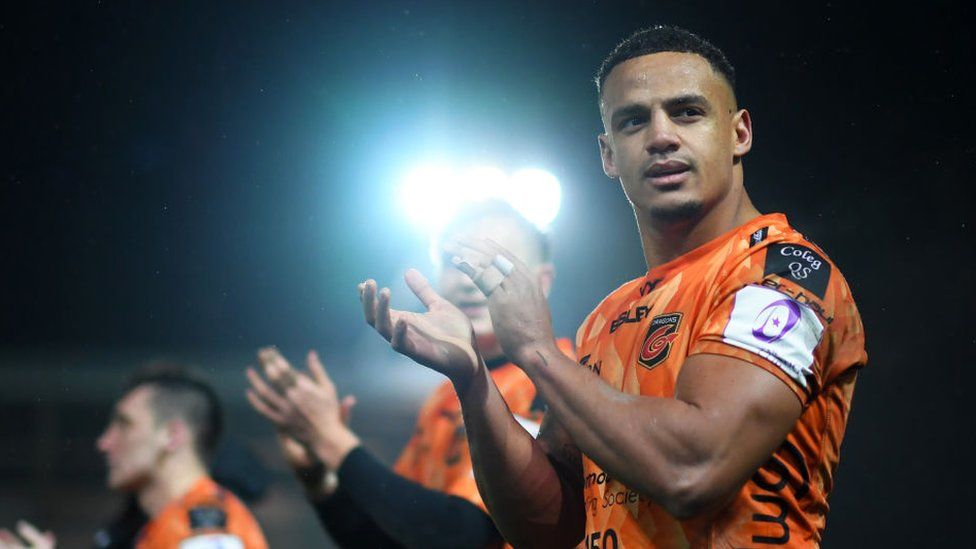 Y chwaraewyr du a arweiniodd y ffordd i Nathan Brew - BBC Cymru Fyw