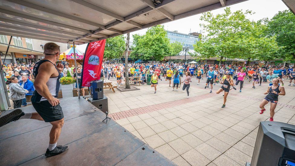 More than 2,000 people sign up for Run Solihull - BBC News