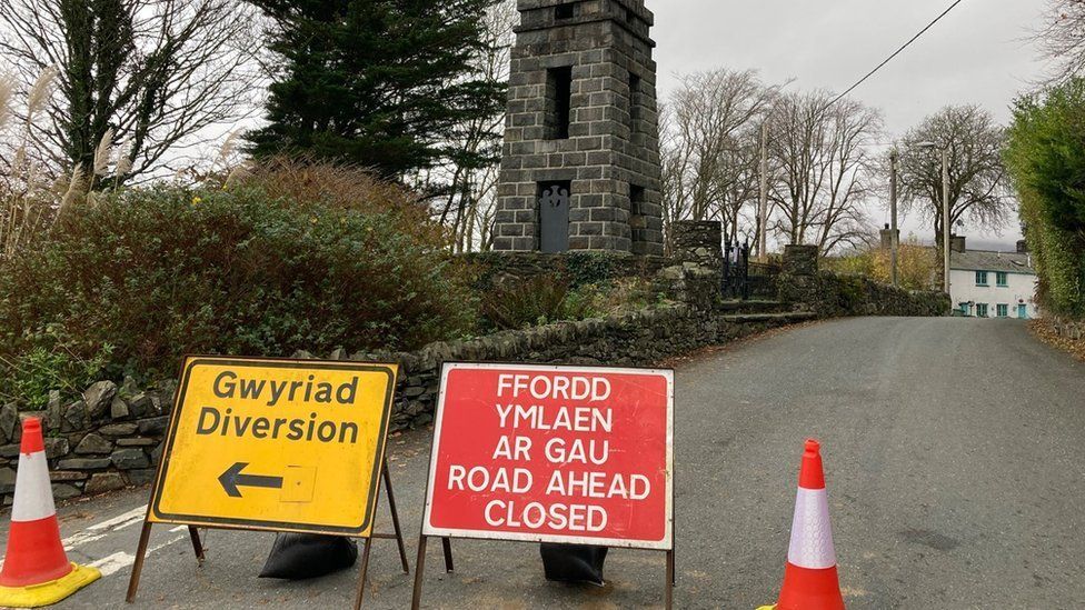 Cymuned 'wedi ei sobri' yn dilyn marwolaeth dynion ifanc - BBC Cymru Fyw