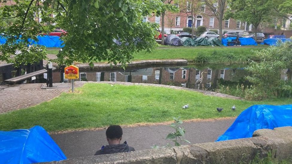 Dublin asylum seekers: Accommodation search as more tents appear - BBC News