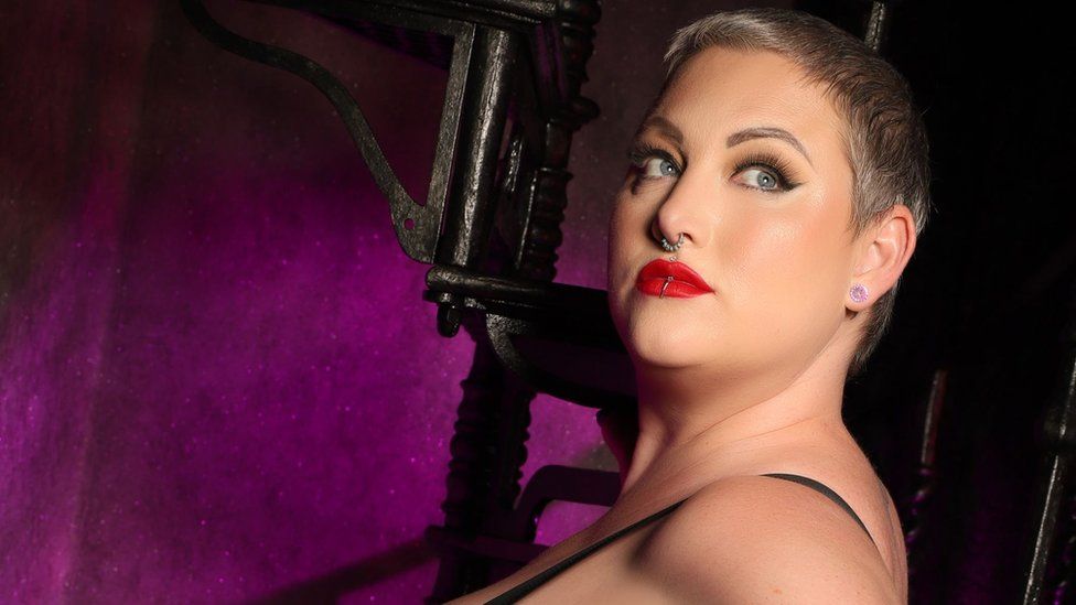 'I wanted to continue modelling, wheelchair or no wheelchair' - BBC News