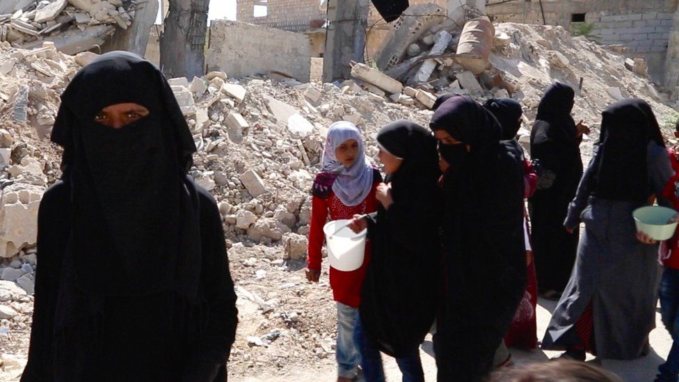 Syria conflict: Life returns to Jarablus after IS flees - BBC News