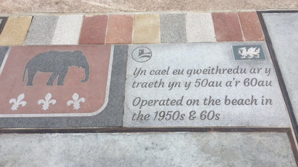 Rogue apostrophes in Colwyn Bay inscribed paving stones - BBC News
